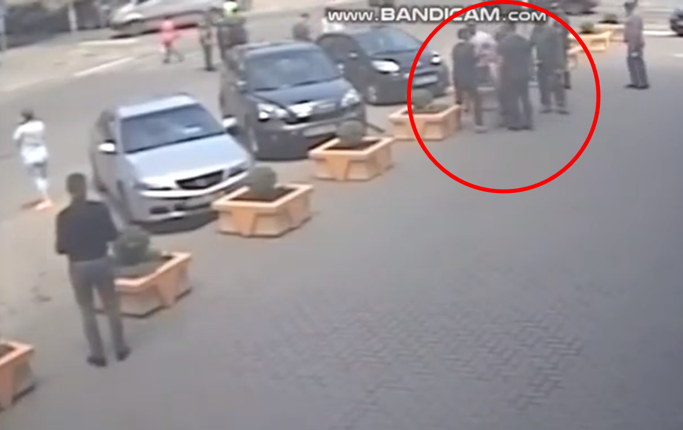 VIDEO // Bătaie în plină stradă, între doi foști combatanți ...