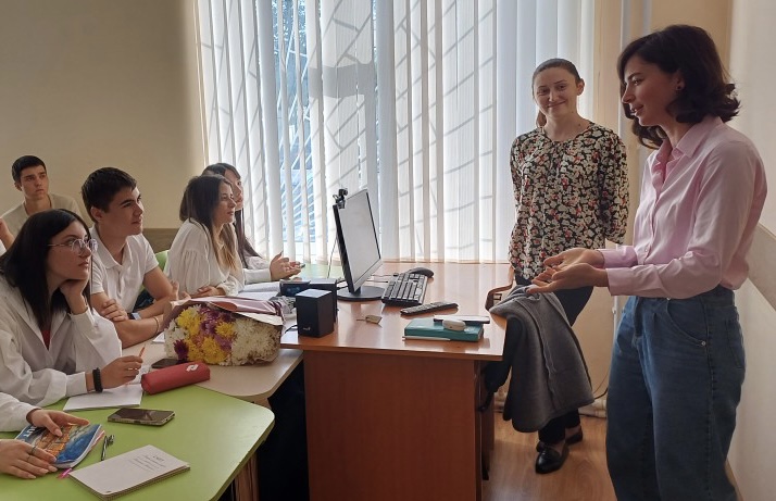 Marcela Nistor, deputat PAS, le-a vorbit studenților din Taraclia ...