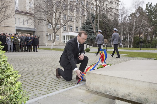 Depuneri de flori la sediul SIS – Telegraph Moldova – Agenție de presă