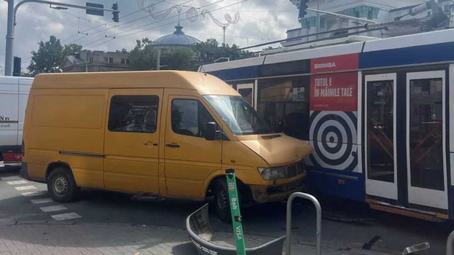 FOTO // Accident rutier în Chișinău: Un Mercedes Sprinter s-a tamponat ...