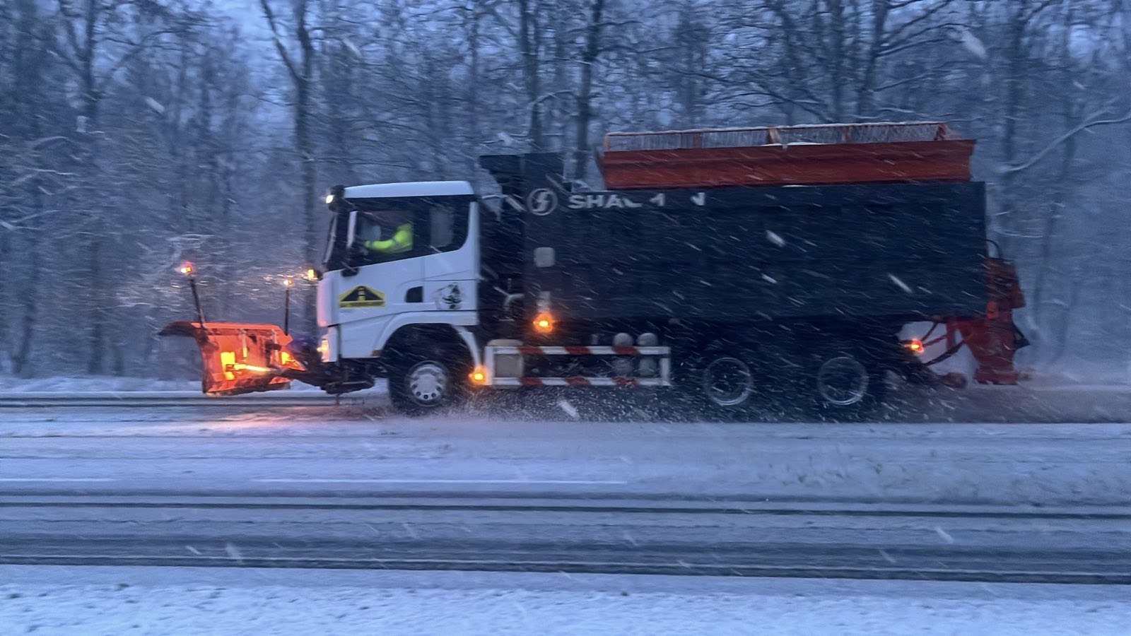 FOTO // Prima zăpadă în Moldova: Drumarii au intervenit pentru ...