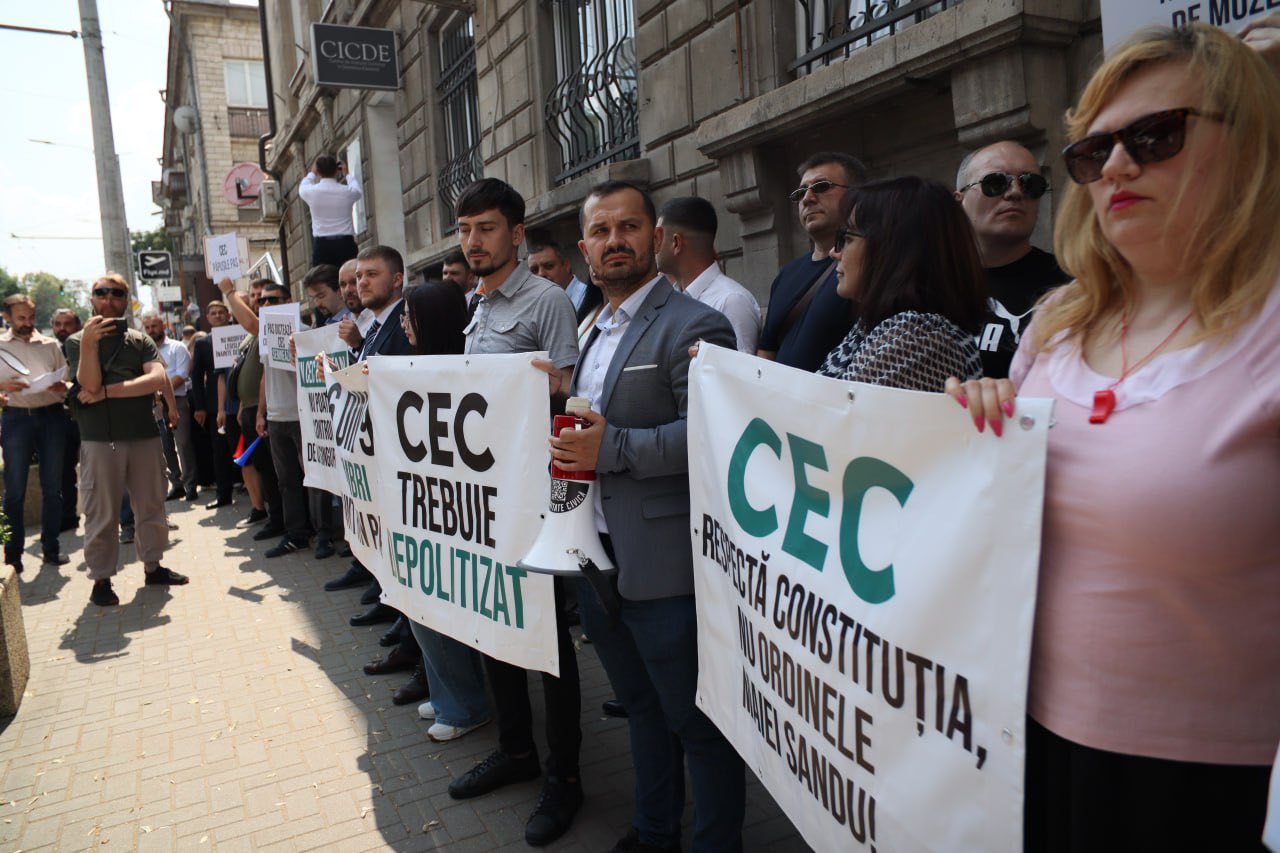 Reprezentanții Blocului Alternativa au organizat un nou protest în fața ...